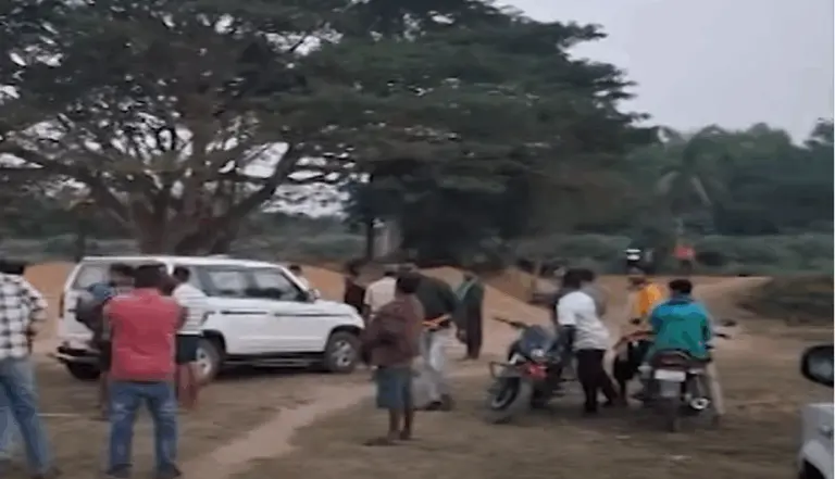 Sand Mafia Threaten Sub-Collector During Raid In Odisha's Pipili, 1 ...